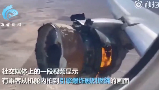 美一波音飞机起飞后引擎爆炸，乘客拍下燃烧画面，飞行员求救对话曝光！_京报网
